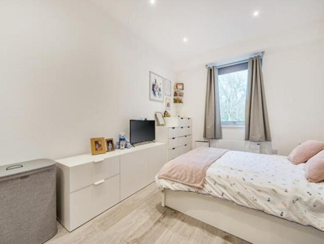 2 bedroom flat for sale in Ladymead, Guildford, GU1