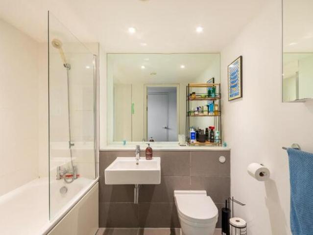 2 bedroom flat for sale in Lakeshore Drive, Bishopsworth, BS13
