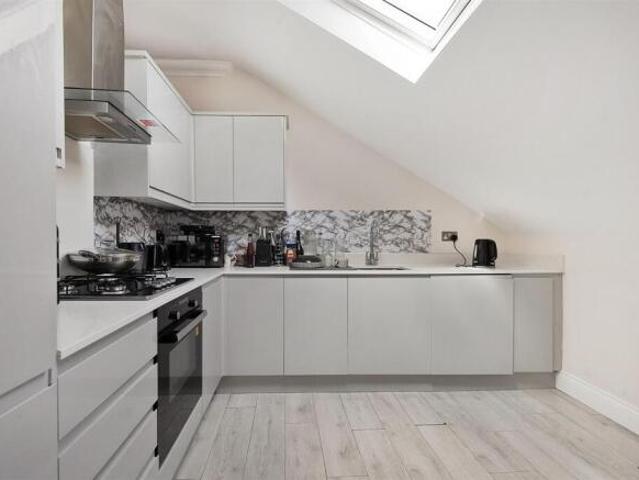 2 bedroom flat for sale in Lascotts Road, Wood Green, N22