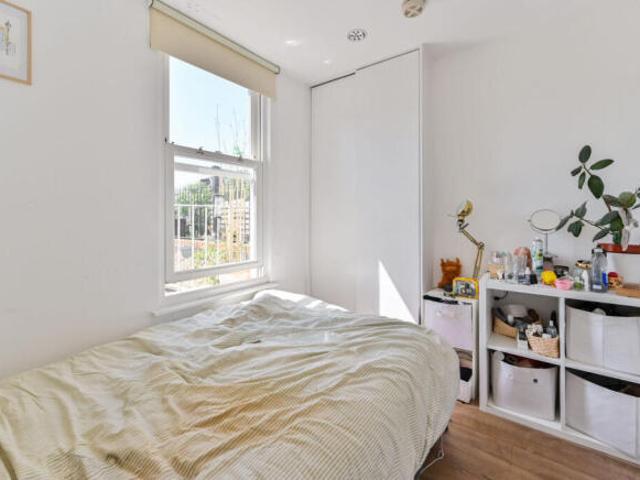 2 bedroom flat for sale in Lavender Hill, Battersea, SW11
