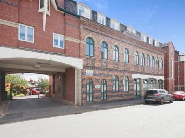 2 Bedroom Flat For Sale In Leamington Spa, Warwickshire