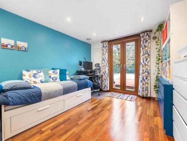 2 bedroom flat for sale in Leander Road, SW2