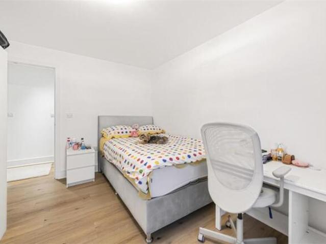 2 bedroom flat for sale in Lebanon Road, SW18