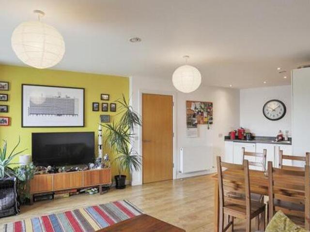 2 Bedroom Flat For Sale In Leeds, West Yorkshire