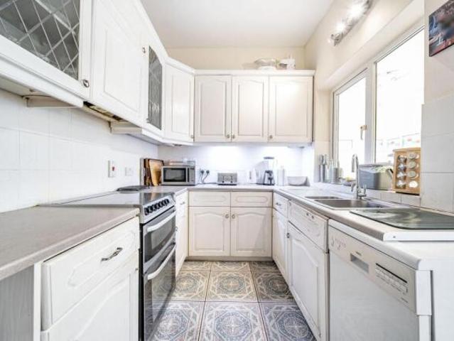 2 bedroom flat for sale in Lewin Road, Streatham Common, London, SW16