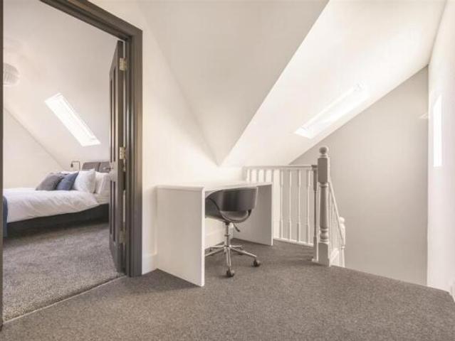 2 bedroom flat for sale in Lewin Road, SW16