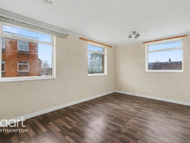 2 bedroom flat for sale in Limehurst Square, Northampton, NN5