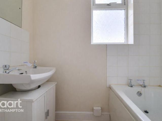 2 bedroom flat for sale in Limehurst Square, Northampton, NN5