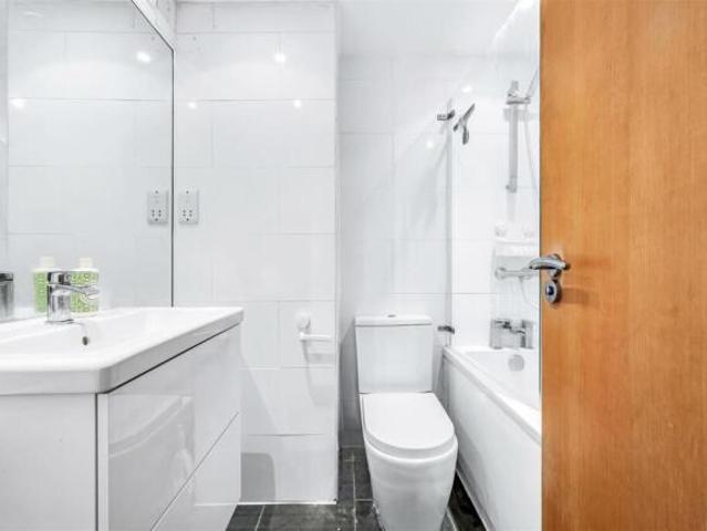 2 bedroom flat for sale in Lincoln House, Acacia Road, Poets Corner Acton, Ealin, W3