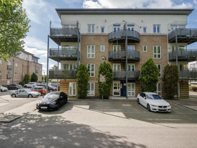 2 bedroom flat for sale in Linden Avenue, Watford, WD18