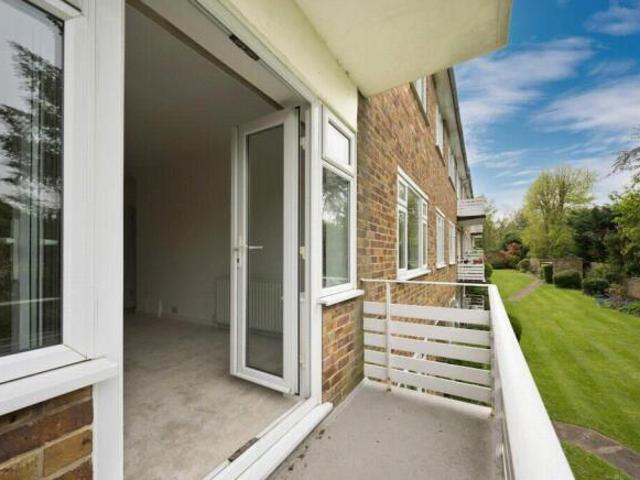 2 bedroom flat for sale in Lindfield Gardens, Guildford, Surrey, GU1