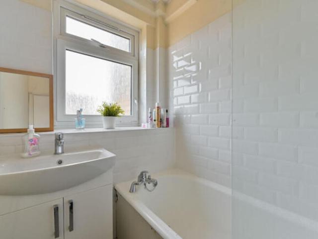 2 bedroom flat for sale in Lindsay Court, Battersea, London, SW11