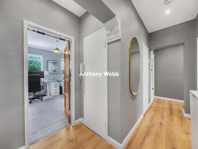 2 bedroom flat for sale in Lindsey Court, Green Lanes, N13