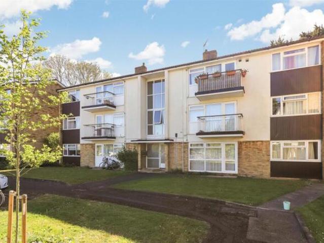 2 bedroom flat for sale in Lingholme Close, Cambridge, CB4