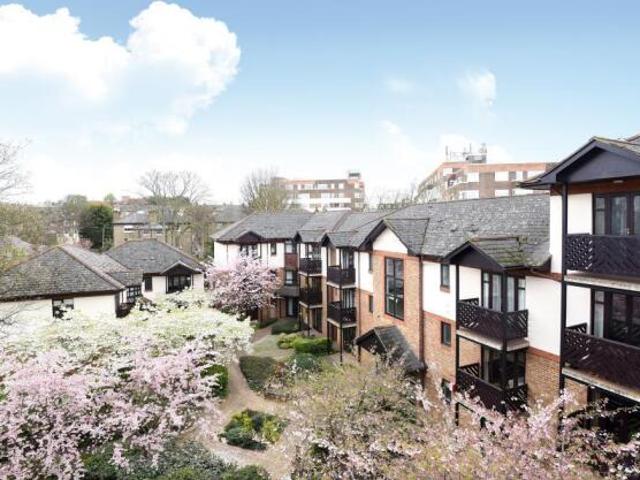 2 bedroom flat for sale in Lichfield Gardens, Richmond, TW9