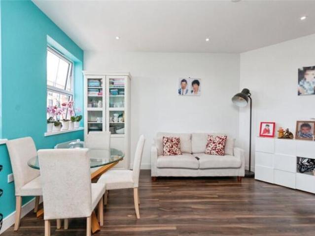 2 bedroom flat for sale in Little Victoria Street, Basingstoke, Hampshire, RG21