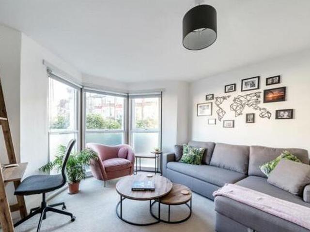 2 Bedroom Flat For Sale In London
