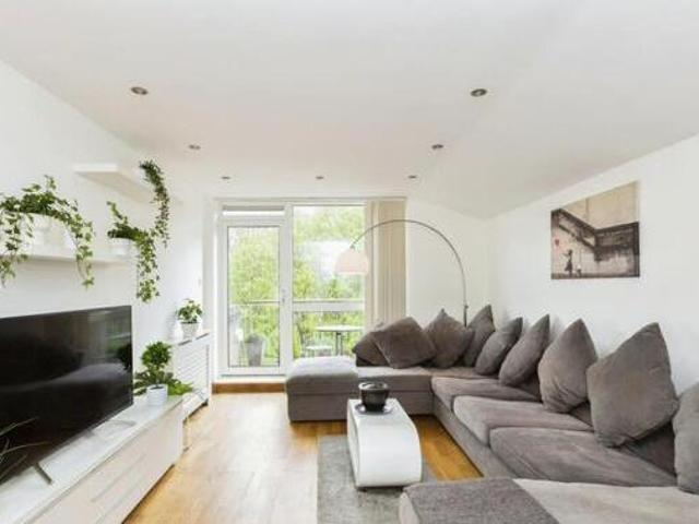 2 Bedroom Flat For Sale In London