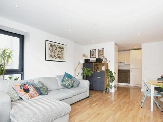 2 Bedroom Flat For Sale In London