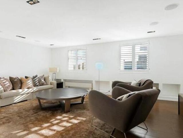2 Bedroom Flat For Sale In London