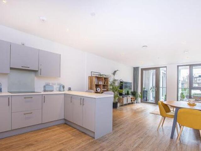 2 Bedroom Flat For Sale In London