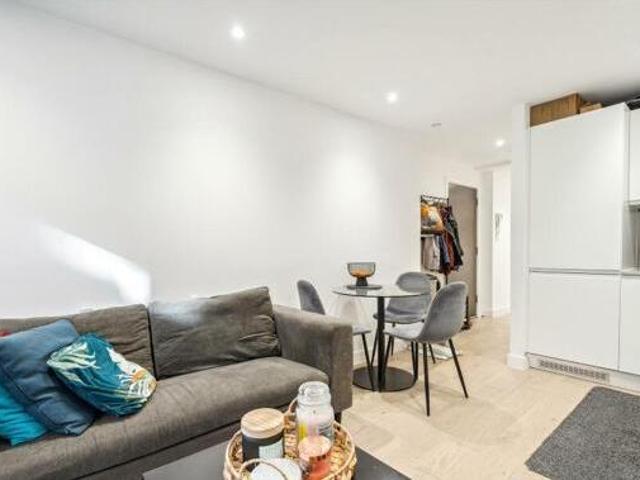 2 Bedroom Flat For Sale In London