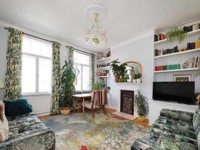 2 Bedroom Flat For Sale In London
