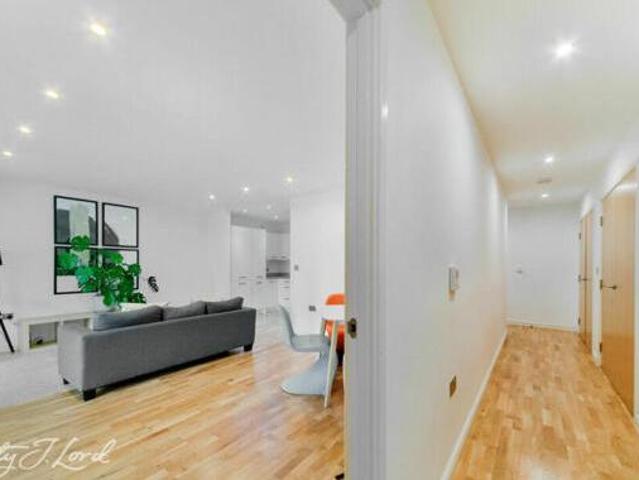 2 Bedroom Flat For Sale In London