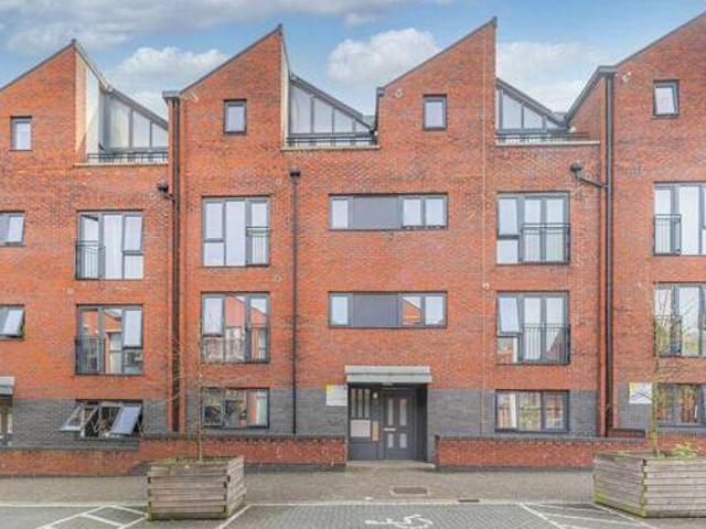2 Bedroom Flat For Sale In London