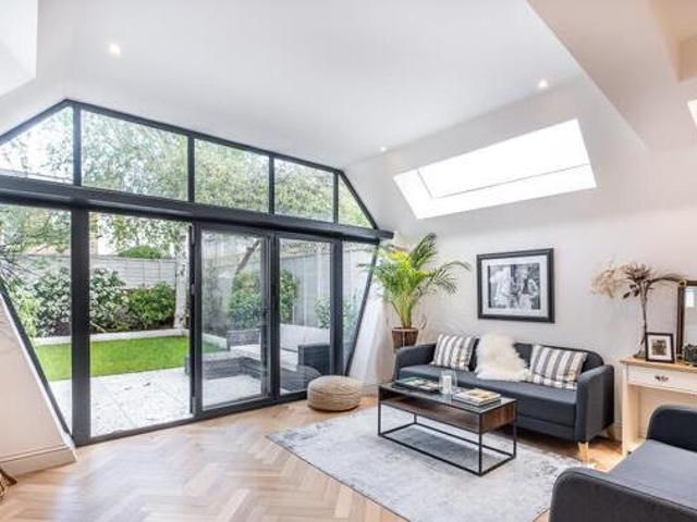 2 Bedroom Flat For Sale In London