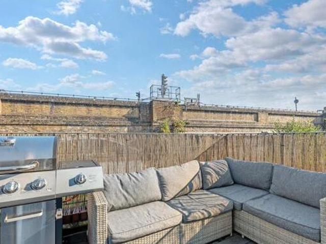 2 Bedroom Flat For Sale In London