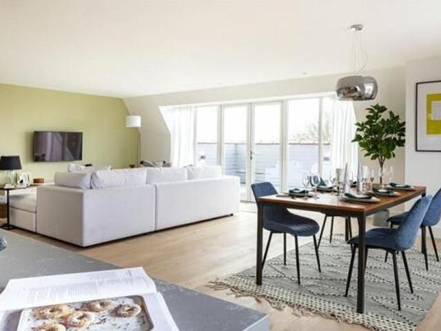 2 Bedroom Flat For Sale In London