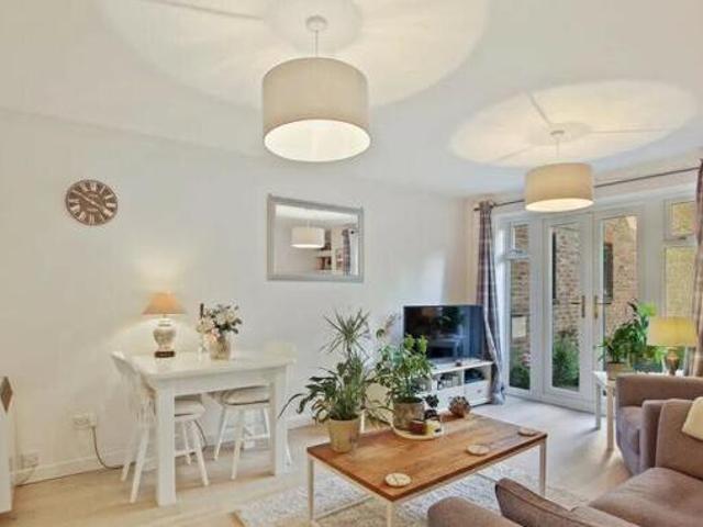2 Bedroom Flat For Sale In London