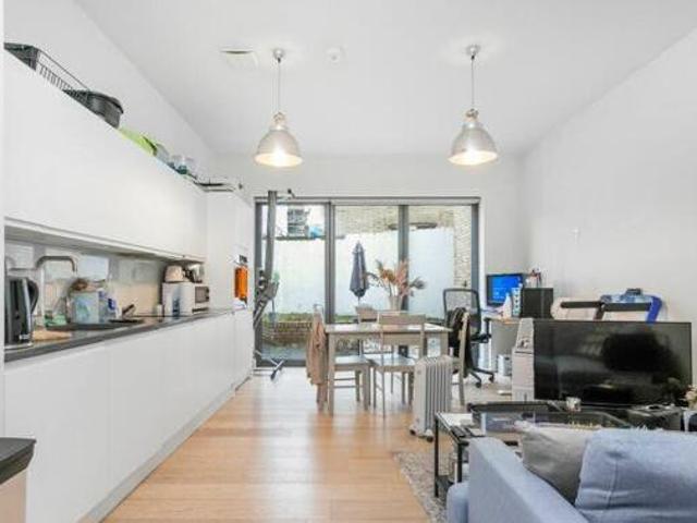 2 Bedroom Flat For Sale In London