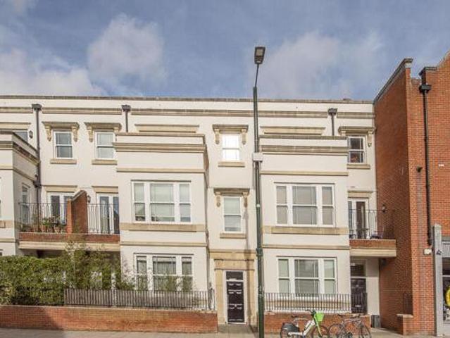 2 Bedroom Flat For Sale In London