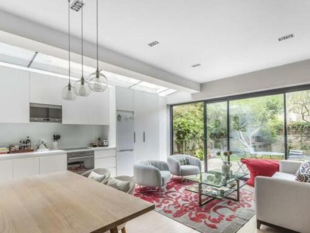 2 Bedroom Flat For Sale In London