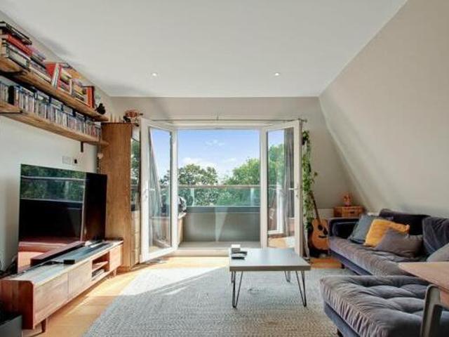 2 Bedroom Flat For Sale In London
