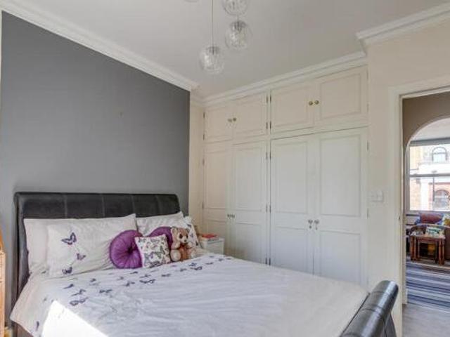 2 Bedroom Flat For Sale In London