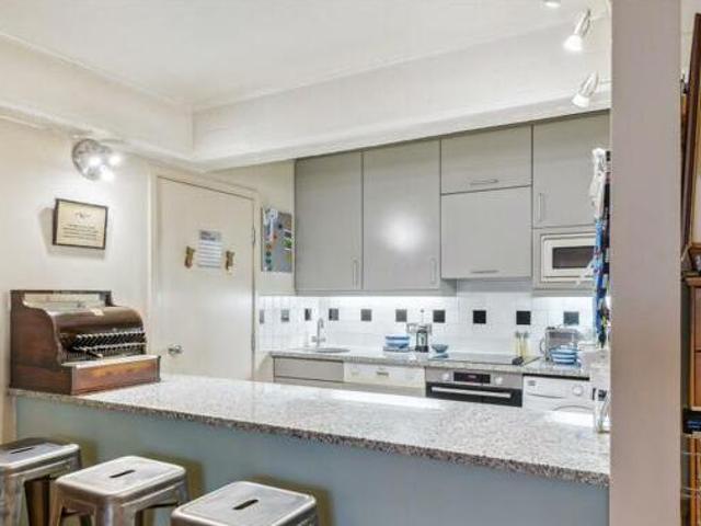 2 Bedroom Flat For Sale In London
