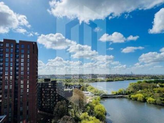 2 Bedroom Flat For Sale In London