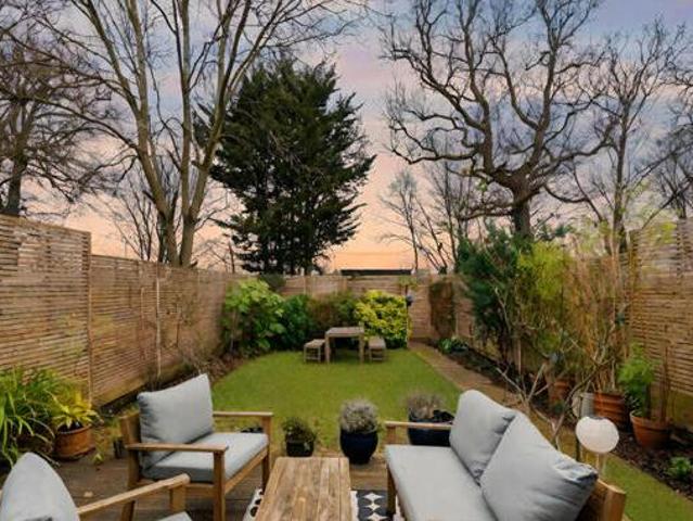 2 Bedroom Flat For Sale In London