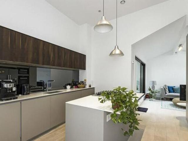 2 Bedroom Flat For Sale In London