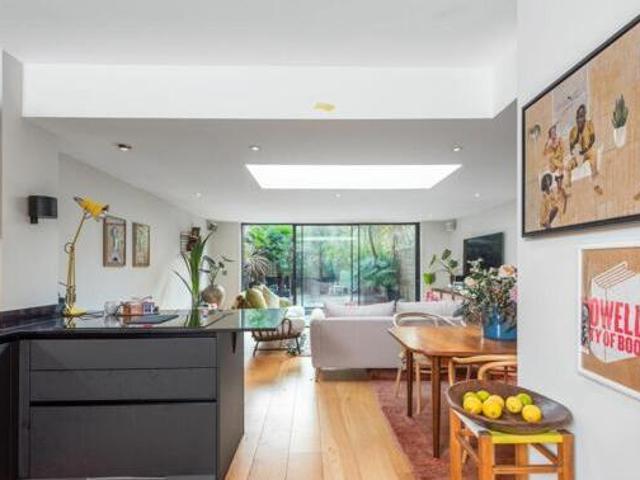 2 Bedroom Flat For Sale In London