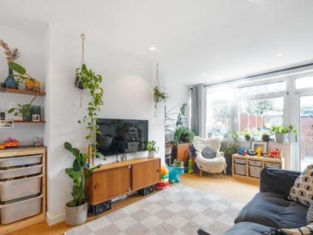 2 Bedroom Flat For Sale In London