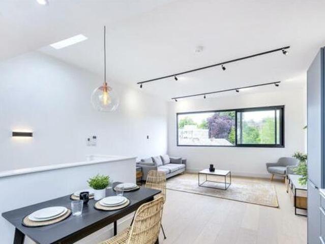 2 Bedroom Flat For Sale In London