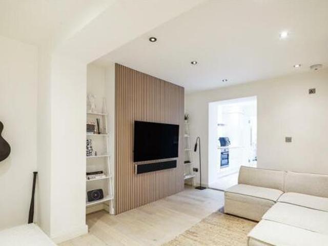 2 Bedroom Flat For Sale In London