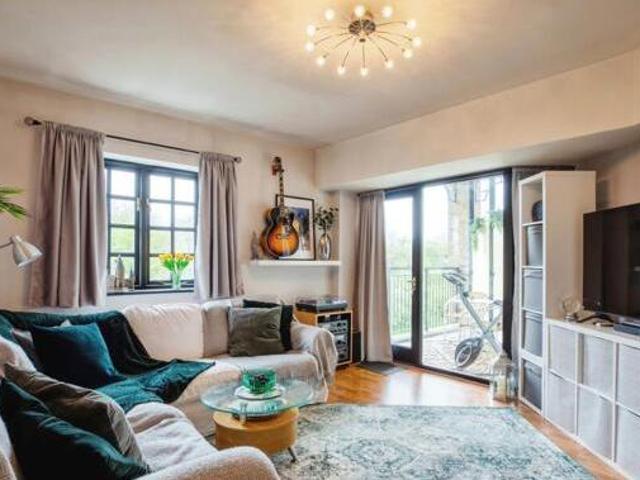 2 Bedroom Flat For Sale In London