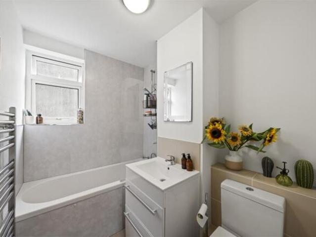 2 bedroom flat for sale in London Road, Guildford, GU1