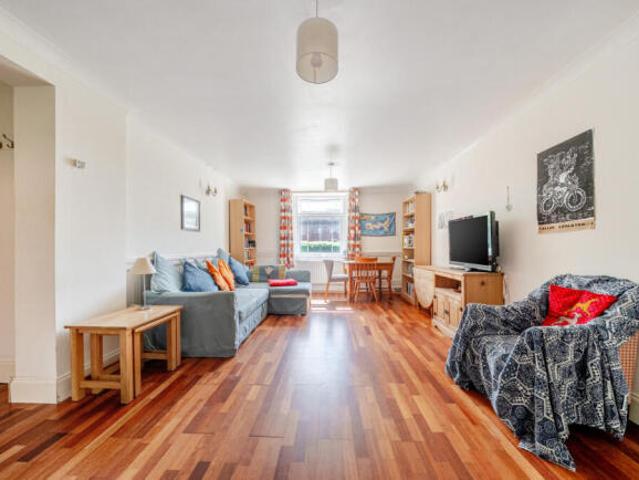 2 bedroom flat for sale in London Road, Guildford, Surrey, GU1