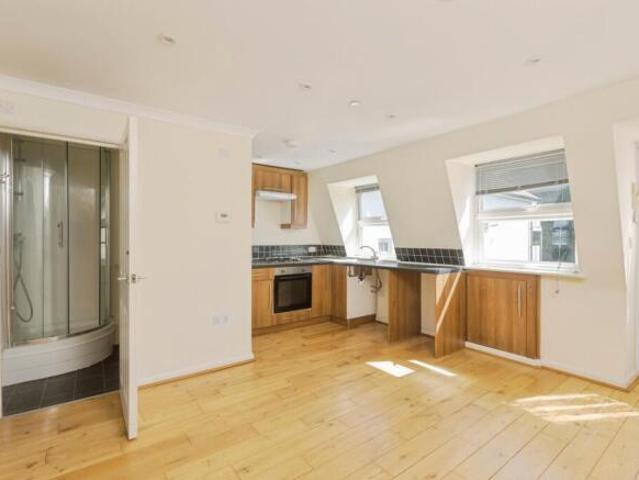 2 bedroom flat for sale in London Road, Southborough, Tunbridge Wells, Kent, TN4